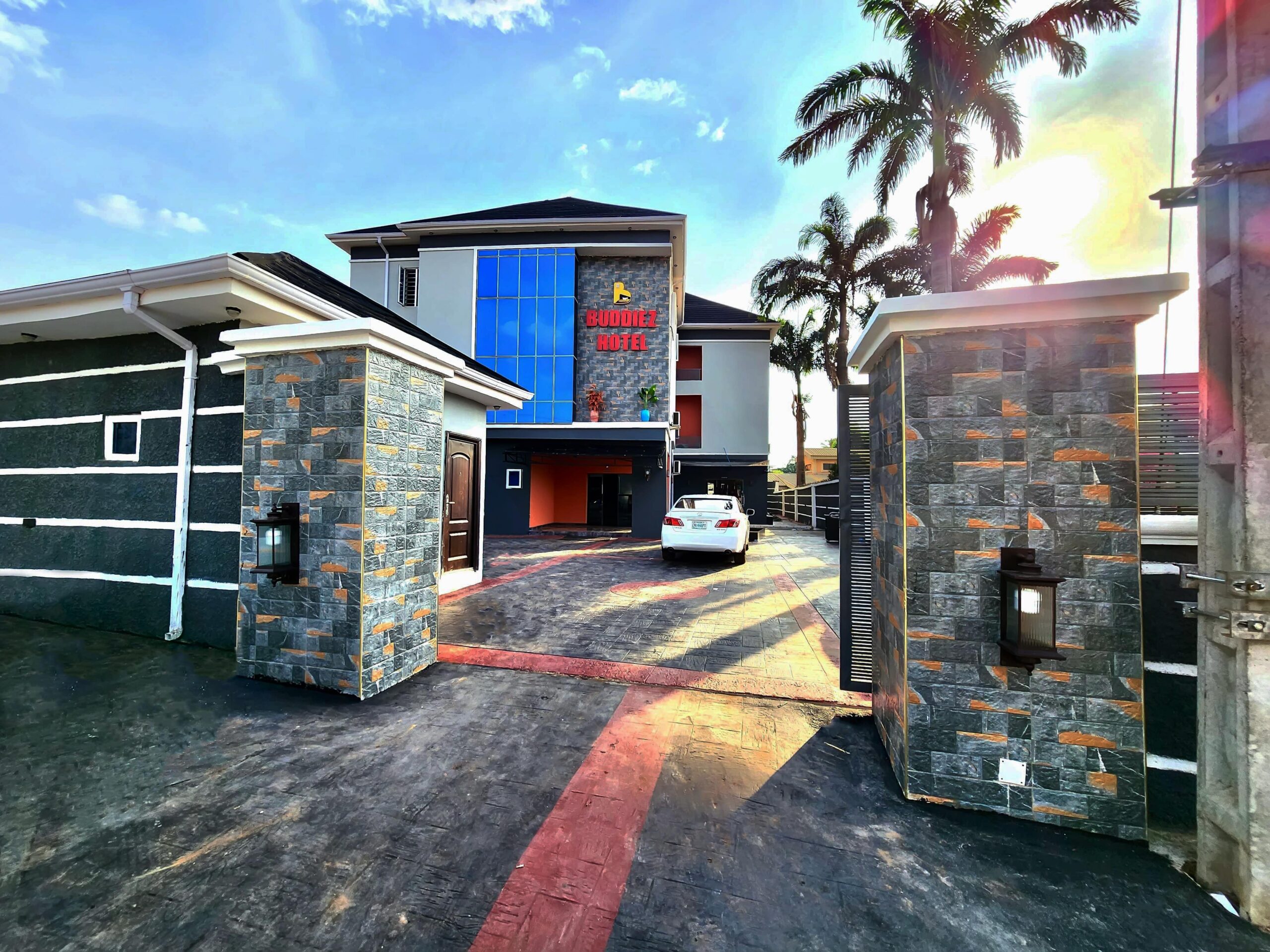 Buddiez Hotel – Hotel